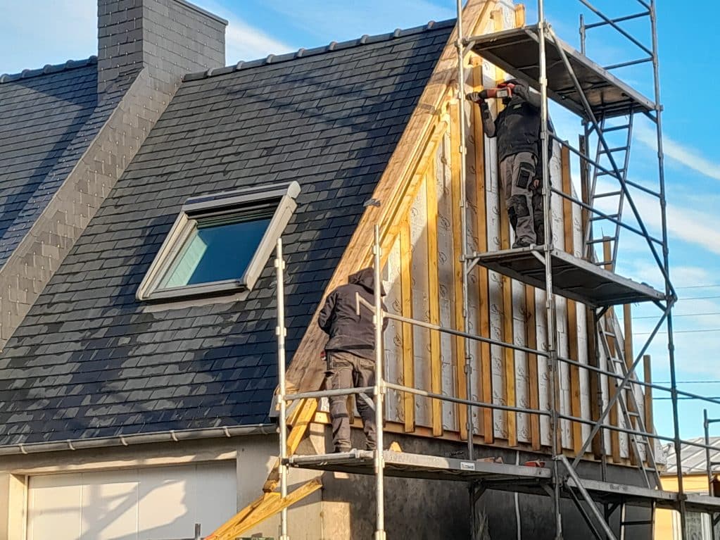 Pose d'un bardage ardoise en pignon - Abers Couverture